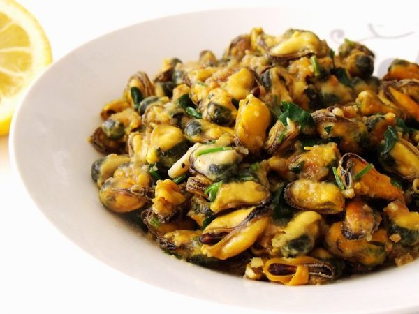 Carne de scoici la tigaie în sos de vin - OceanFish